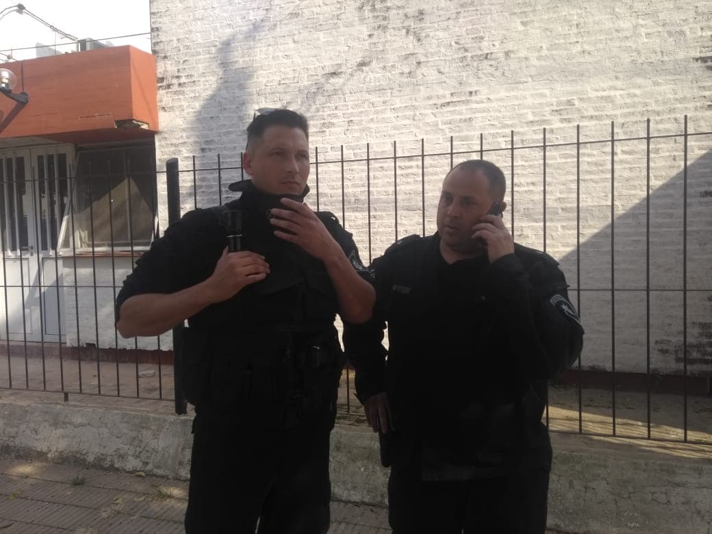 Dos oficiales de policía salvaron la vida de una pequeña que había ...