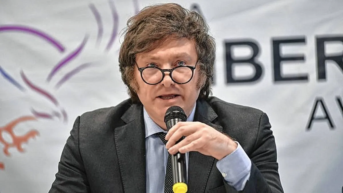 Milei cantó y bailó en Aeroparque antes de partir a Mendoza - San Justo ...