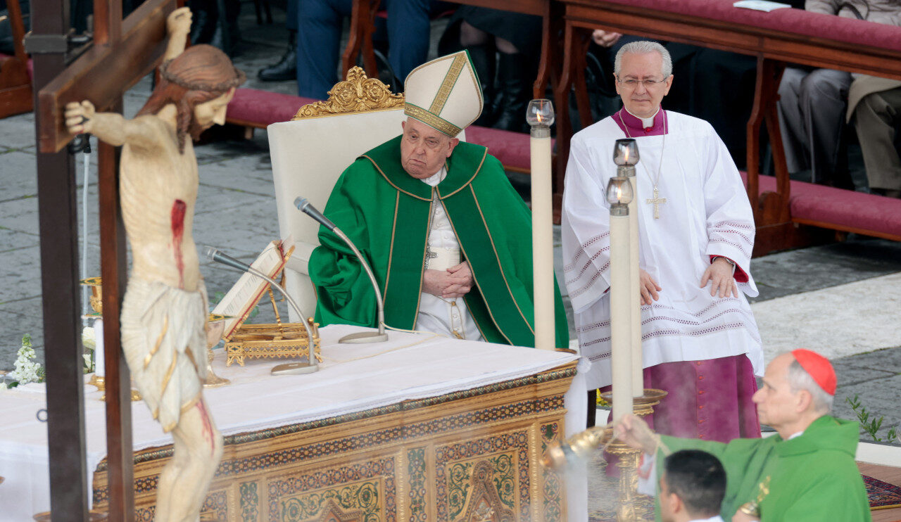 Con la voz tomada y algo de tos, el Papa tuvo que interrumpir la ...